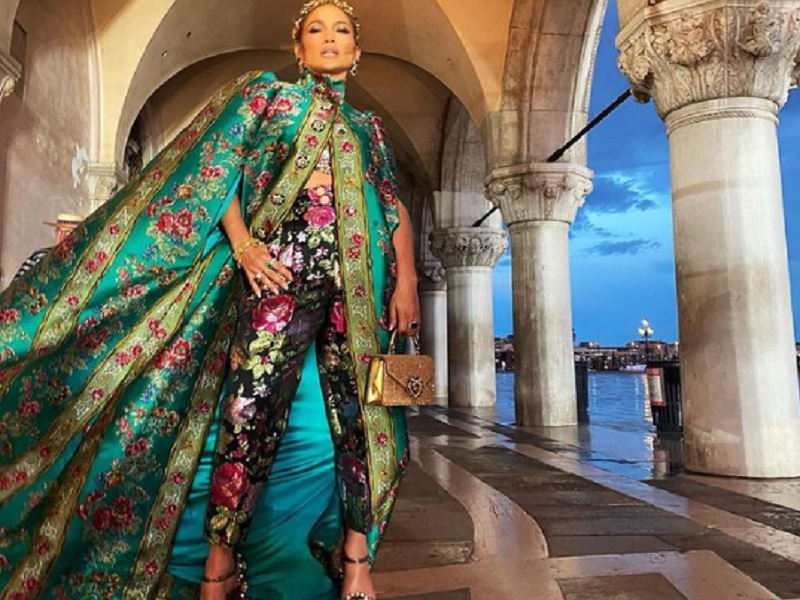 Jennifer Lopez scatenata a Capri canta alla taverna Anema e Core ...