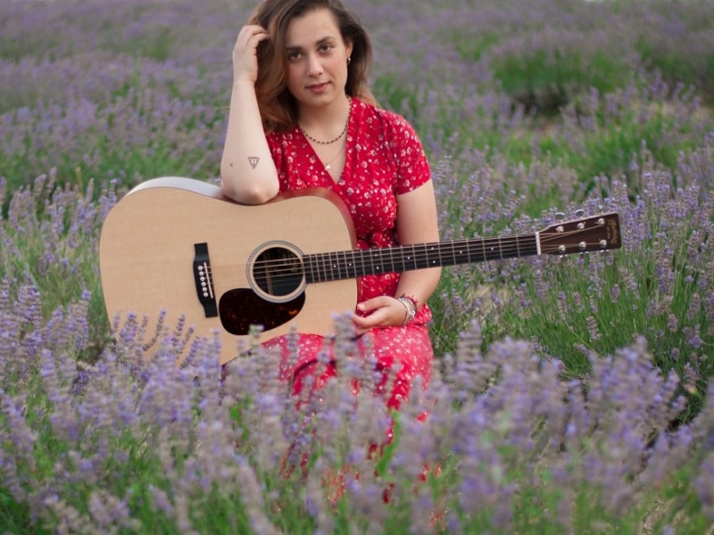 "Tutti i santi" è il nuovo disco di Giulia Pratelli - Corriere Nazionale