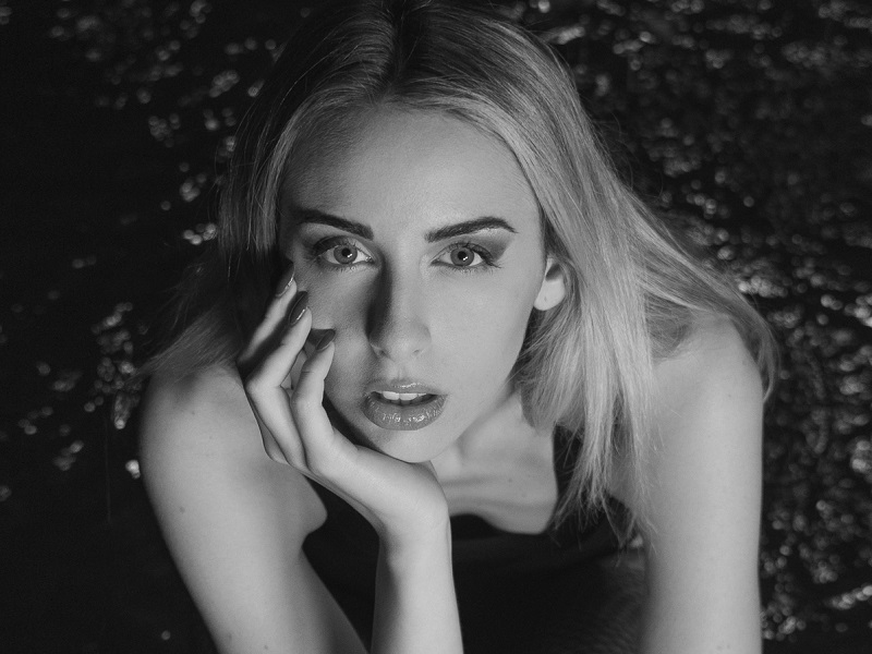 Greta Ray torna con la nuova canzone "Flowers" - Corriere Nazionale