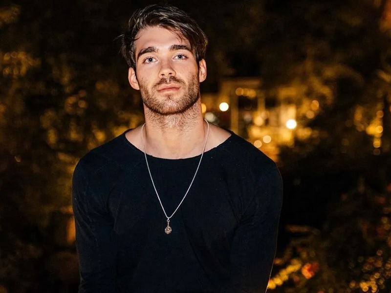 L'influencer tedesco Janis Danner distrugge statua di Enrico Butti - Corriere Nazionale