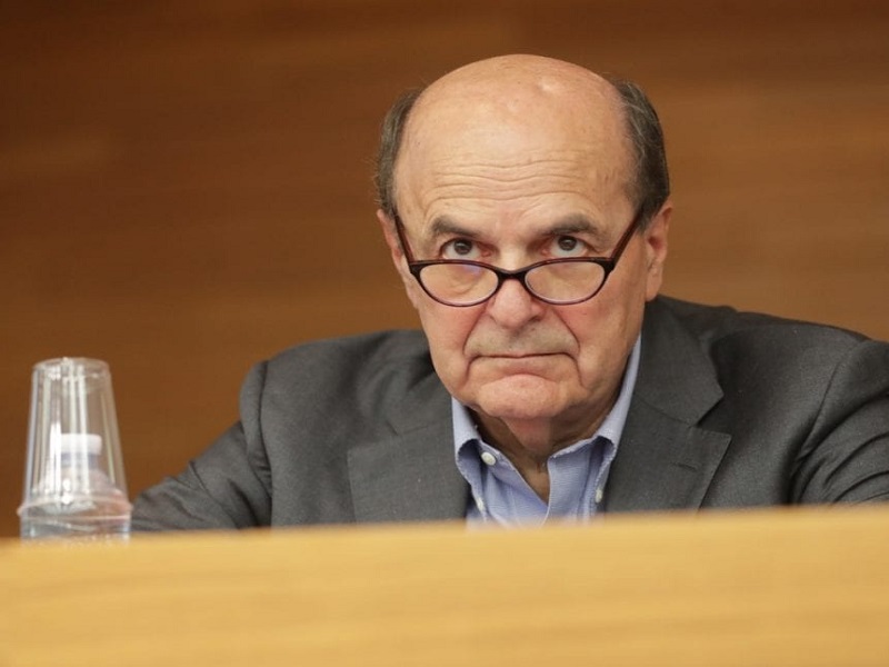 Bersani canta "Sally" e la dedica ad Elly Schlein - Corriere Nazionale