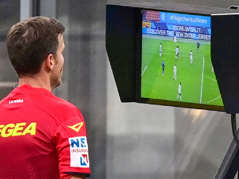 Rivoluzione arbitri: con OPEN VAR gli audio finiranno in Tv - Corriere ...