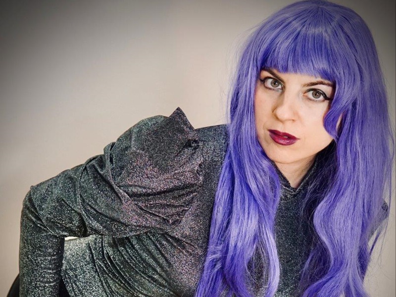 “Ci salveranno gli alieni” è il nuovo singolo di Roberta Giallo ...