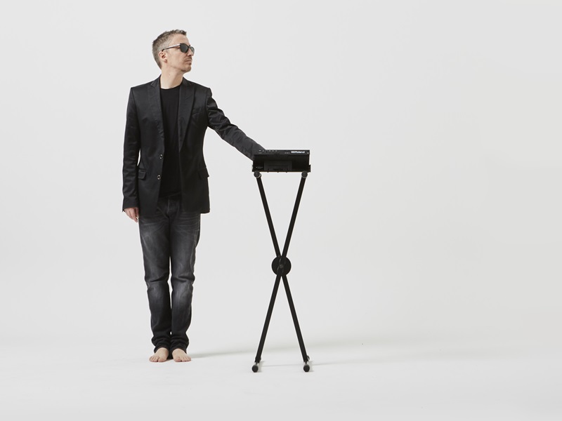 Luca Urbani torna con l'EP "Parlo da solo nei centri commerciali ...