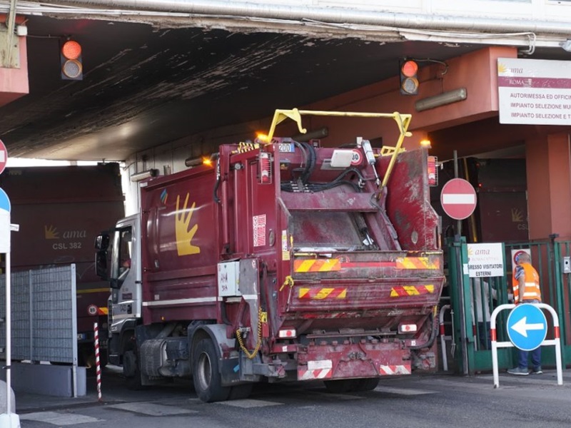 Scontro tra auto e camion Ama a Roma: la vittima è Francesca Di Ruberto ...