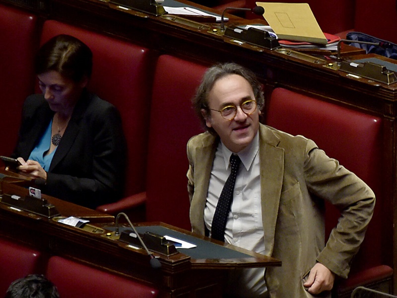 Salva Milano, Angelo Bonelli in aula canta "Il ragazzo della Via Gluck ...