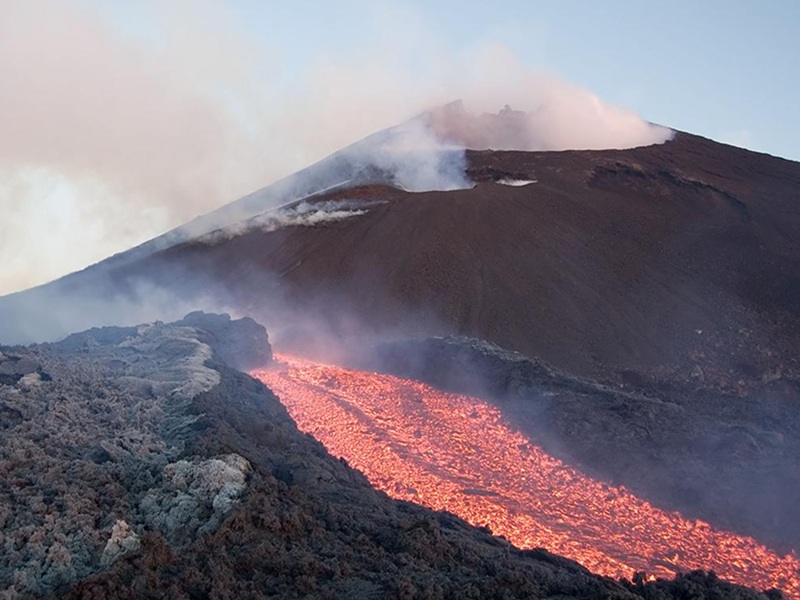 Colata lavica sull’Etna, INGV conferma livello di allerta nazionale ...