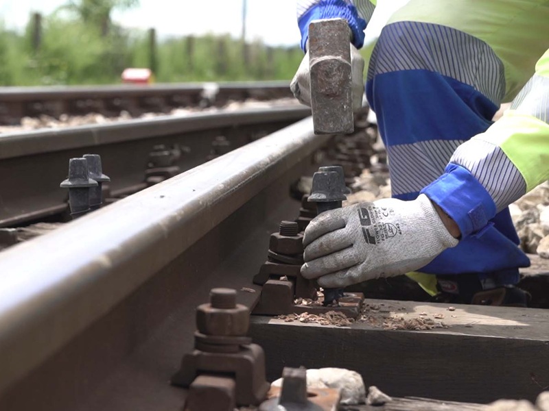 Anarchici danneggiano la linea ferroviaria del Brennero: enormi disagi ...