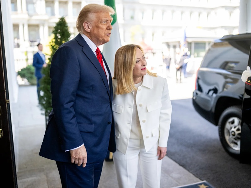 Trump: "Meloni mi ha implorato di fare una foto. Mi ha fatto pena". La ...