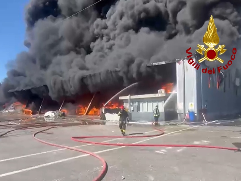 Pisa, maxi incendio in ditta di materiale plastico. Il sindaco ...